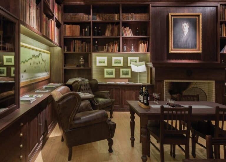 Porto: Graham's Port Lodge Tour & Vintage Room Wine Tasting - The Experience in Detail