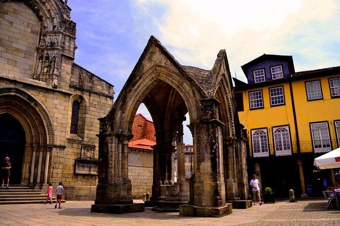 Porto: Guimaraes & Braga Small Group Tour with Lunch and Tickets - What the Reviews Tell Us