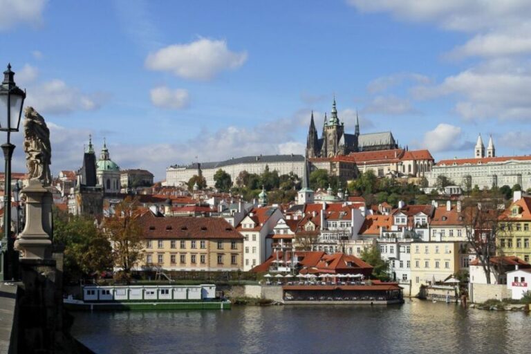 Prague: City Highlights Private Walking Tour - What Makes the Guides Special?