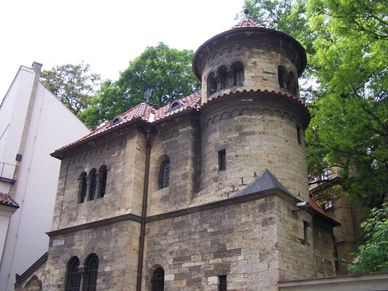 Prague: Old Town, Jewish Quarter & Astro Clock Walking Tour - Ending at Charles Bridge