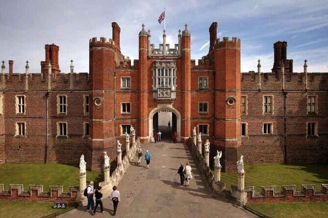 Private Guided Tour of Hampton Court Palace - An In-Depth Look at the Itinerary
