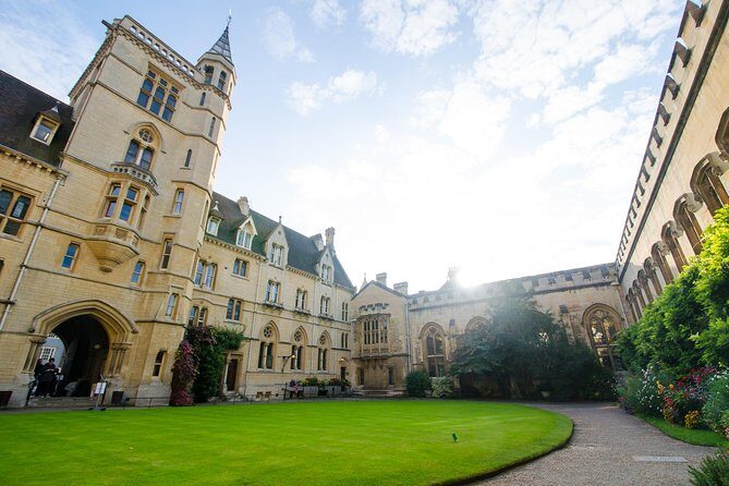 Private Oxford Walking Tour With University Alumni Guide - The Guide Experience
