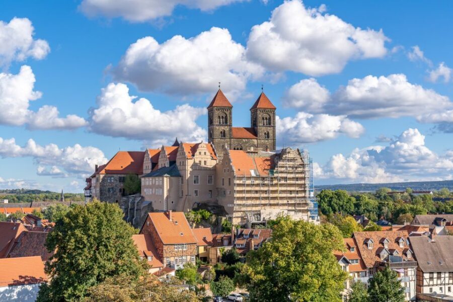 Quedlinburg: Guided City Highlights Walking Tour - Walking Through Quedlinburg’s Historic Old Town
