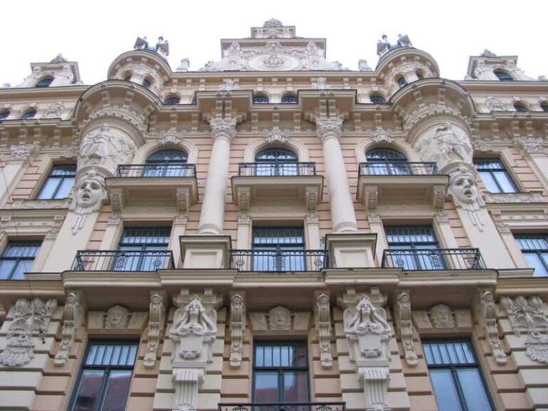 Riga: 2-Hour History of Art Nouveau Walking Tour - The Experience of the Guide