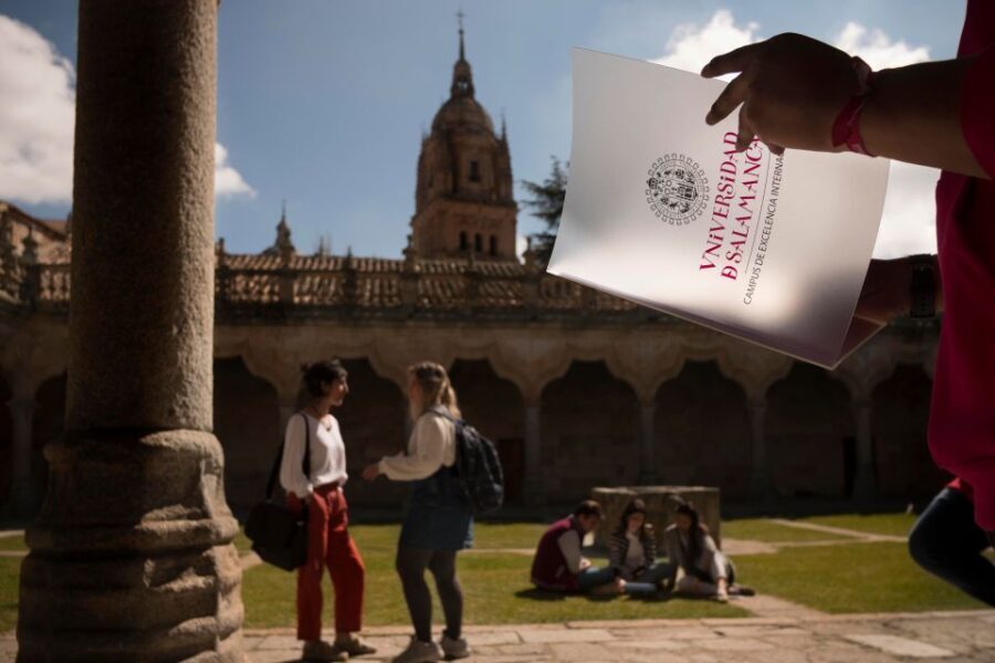 Salamanca Sightseeing Walking Tour with Local Guide. Spanish - FAQs