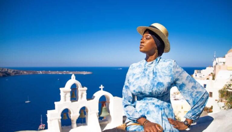 Santorini: 40-minute Photoshoot in Oia - A Thorough Breakdown of the Tour