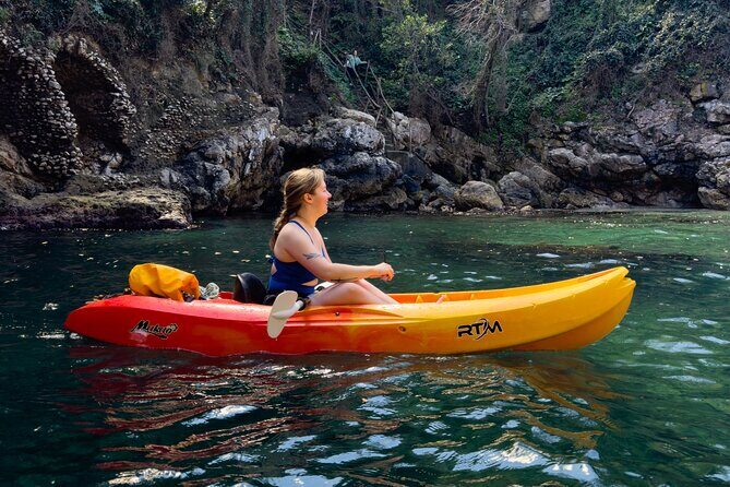 Small groups Kayak tour from Sorrento to Bagni Regina Giovanna - Guides and Atmosphere