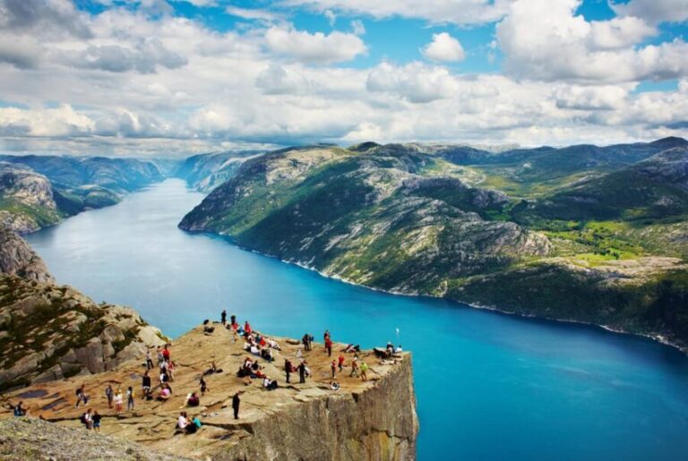 Stavanger: Preikestolen (Pulpit Rock) Hike with Local Guide - The Trailhead and Hiking Experience