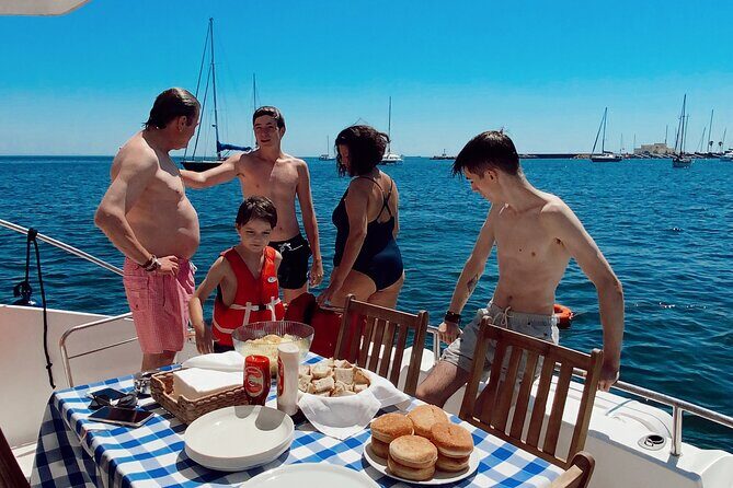 2H Lisbon Private Luxury Catamaran Tour with Welcome Drink - Frequently Asked Questions