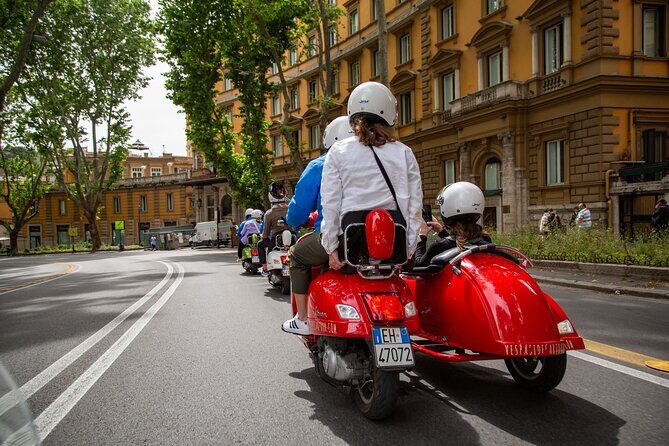 2h Xmas Lights Panoramic Vespa Sidecar Tour - The Sum Up