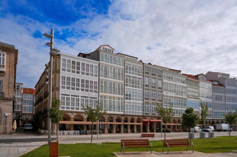 A Coruña: Historic Walking Tour Old Town and Highlights - An In-Depth Look at the Tour Experience