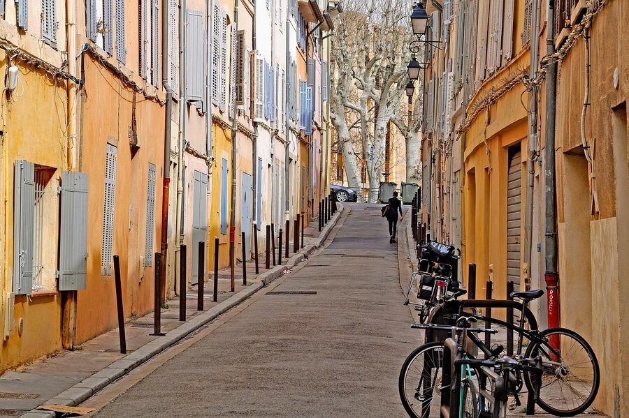 Narrow cobbled alley in Aix-en-Provence