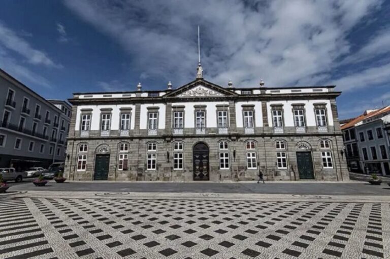 Angra do Heroísmo: Walking Tour with Local Pastry and Coffee - Value for Money