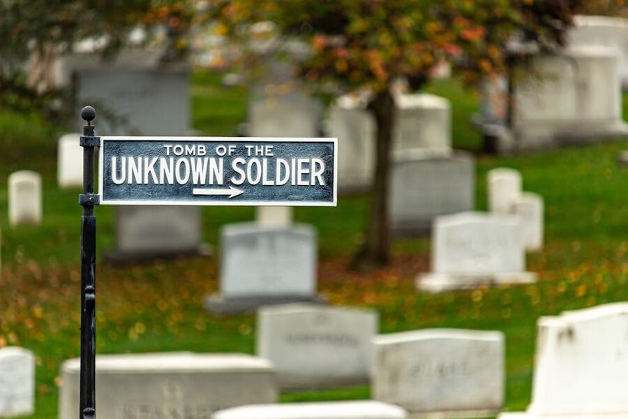 Signpost pointing to Tomb of the Unknown Soldier Arlington