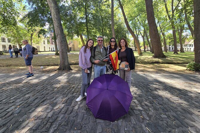 Authentic and Complete Bruges, with Local Guide and Chocolate - What the Guides Bring to the Table