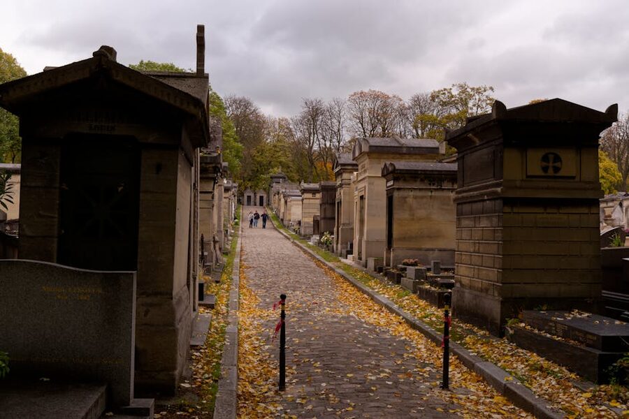 Autumn stroll through Père Lachaise