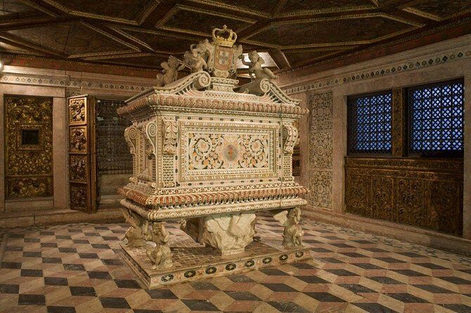 Aveiro Tour Small group, Moliceiro Cruise, Costa Nova, Vista Alegre & Lunch - Transport, Timing, and Group Size