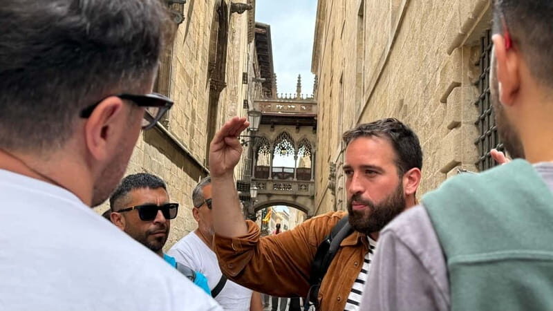 Barcelona: 360 Old Town Tour with Artists - The Guides and Their Performances