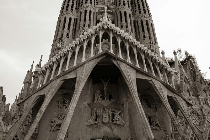 Barcelona La Sagrada Familia Guided Tour with Tickets - What the Tour Looks Like: A Step-by-Step