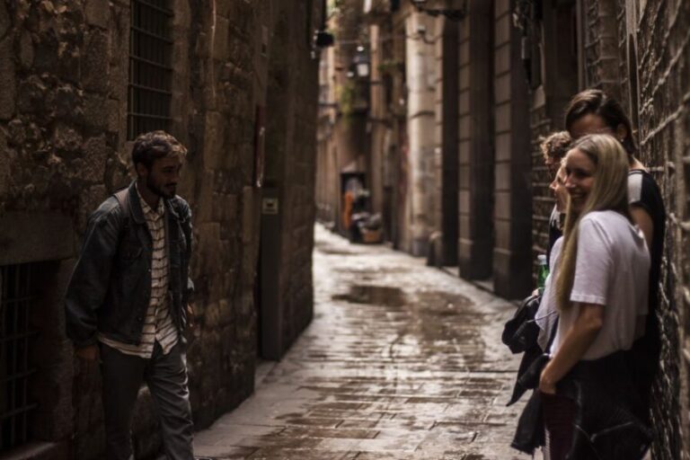 Barcelona: Old Town Tapas & Paella Food Tour with 8 Tastings - The Guides and Their Role