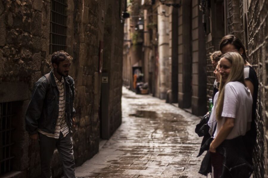 Barcelona: Old Town Tapas & Paella Food Tour with 8 Tastings - The Guides and Their Role