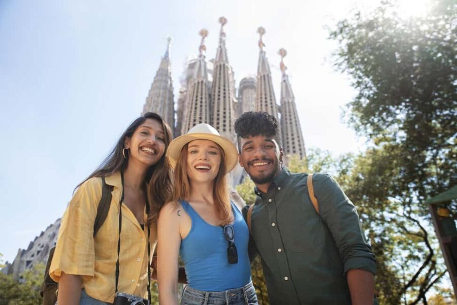 Barcelona: Sagrada Família & Gothic Quarter Walking Tour - Transition: Subway Ride to the Gothic Quarter