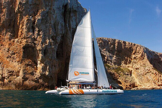 Bay trip in Calpe or Altea with a sailing catamaran - Duration and Group Size