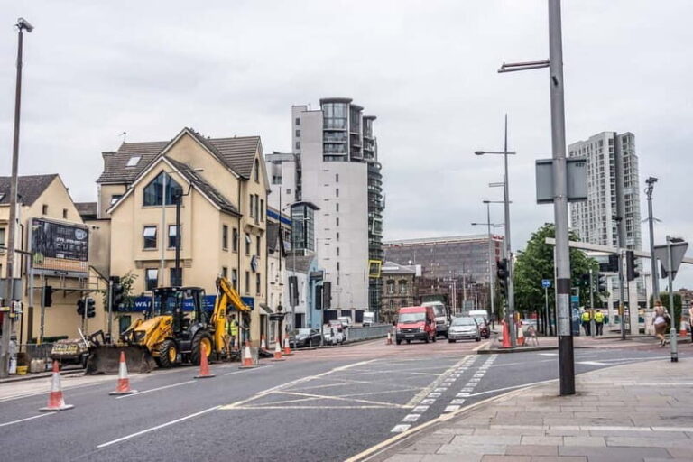 Belfast: Private Walking Tour with a Local - Detailed Breakdown of the Itinerary