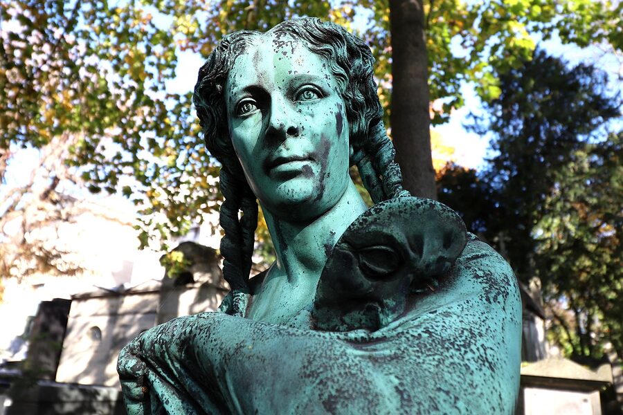 Bronze funerary sculpture at Père Lachaise