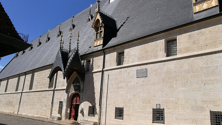 Hôtel-Dieu Hospices de Beaune main courtyard arched walkway