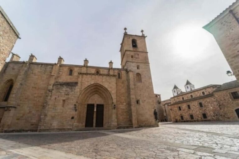 Cáceres: Guided Tour + Entrance to Monuments + Tasting - Practicalities and Tips
