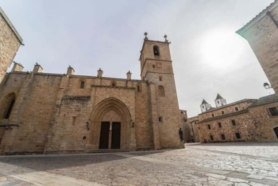 Cáceres: Guided Tour + Entrance to Monuments + Tasting - Practicalities and Tips