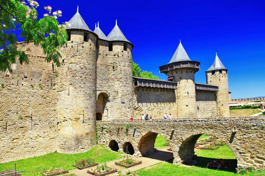 Carcassonne: Express Walk with a Local in 60 minutes - Exploring the Itinerary in Detail