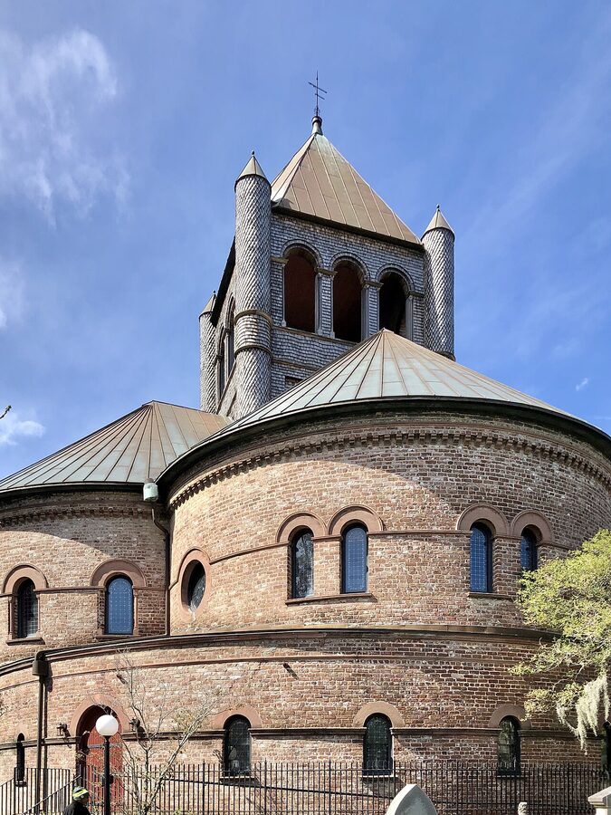 Circular Congregational Church brick facade in Charleston French Quarter
