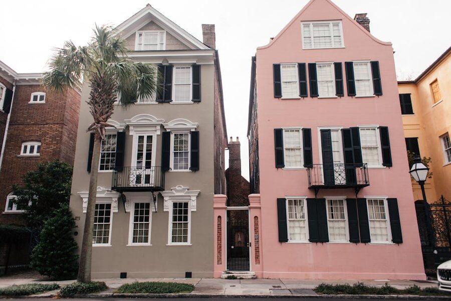 Pink and gray historic single houses in Charleston