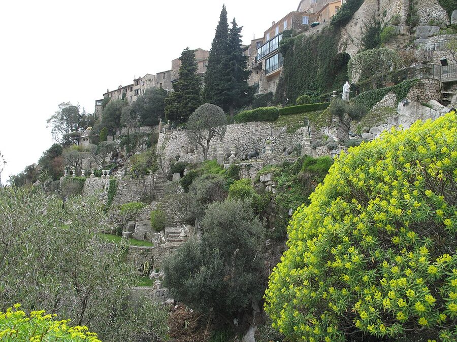 View along the Chemin de Nietzsche climbing toward Èze