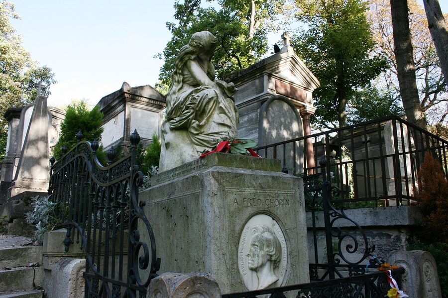 Chopin tomb at Père Lachaise with sculpture