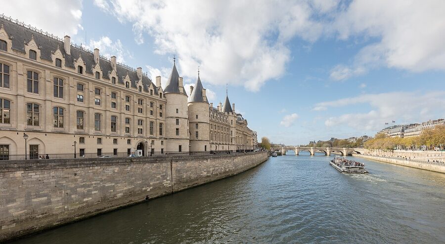 Conciergerie Salle des Gens d'Armes great hall Paris