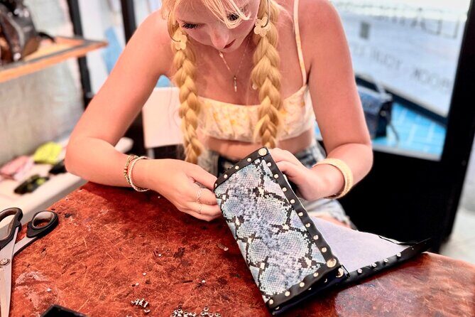 Create your own leather wallet in Florence + coffee - Practical Details and Tips