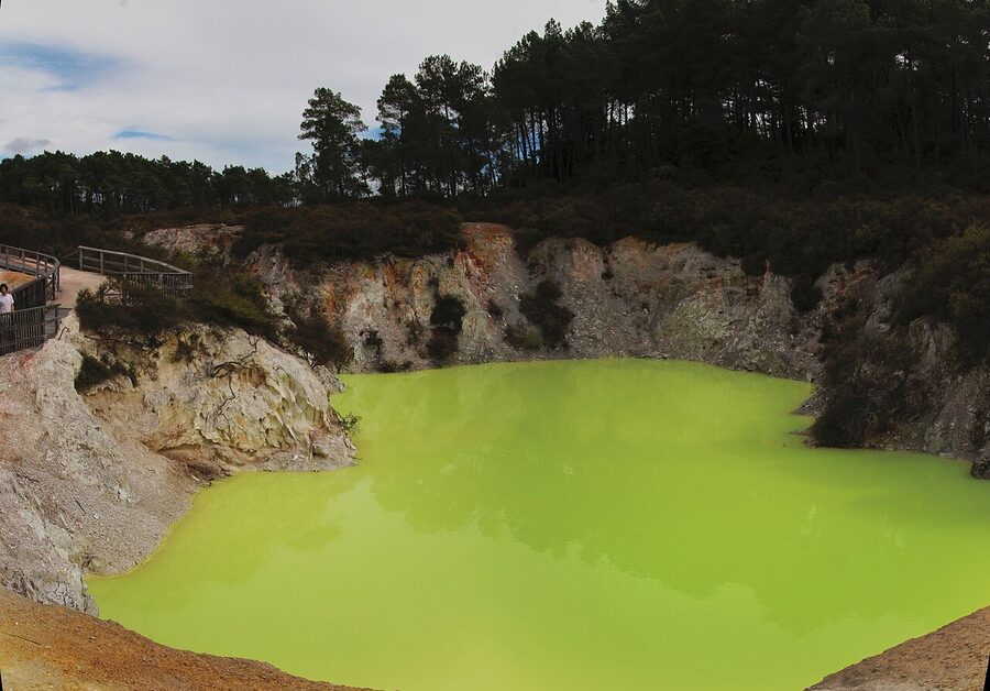 Devils Bath at Wai-O-Tapu thermal area lime green