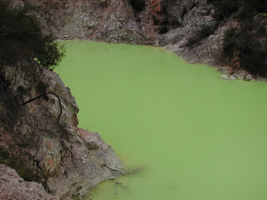 Devils Bath lime green crater pool at Wai-O-Tapu