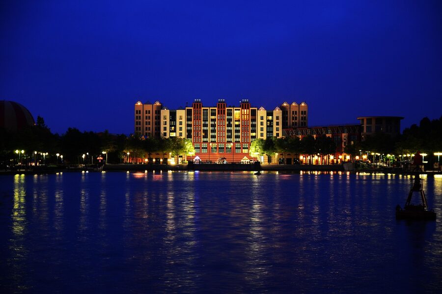 Disneyland Paris Hotel New York lake reflection at evening