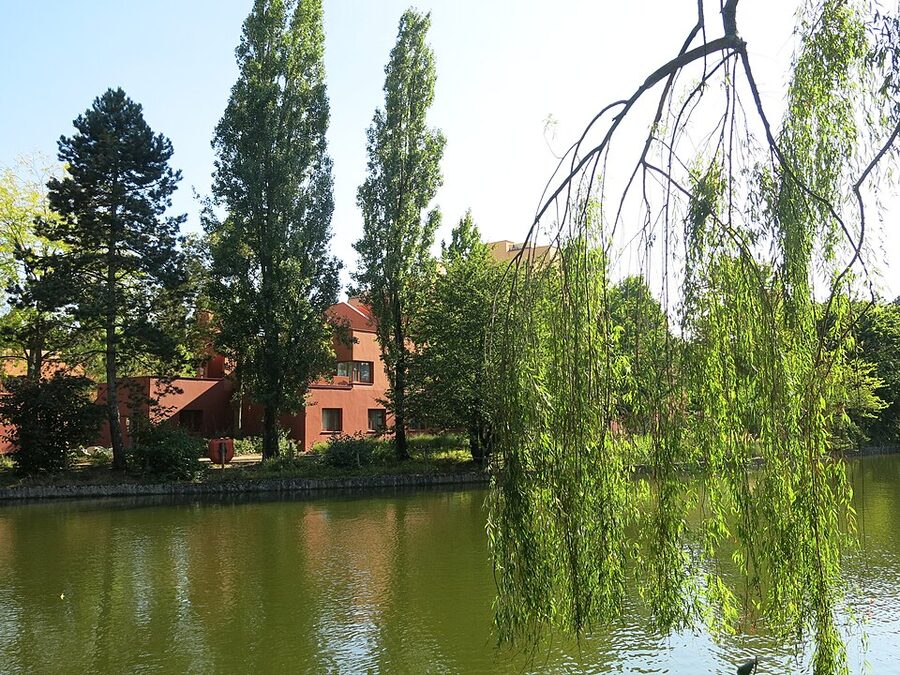 Park between the Disneyland Paris hotels