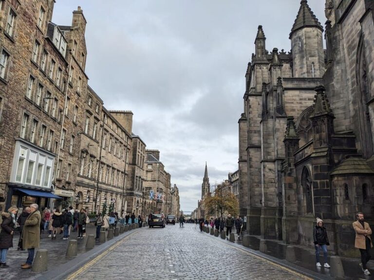 Edinburgh's Dark Stories: Small Group Walking Tour in French - What’s Included and What’s Not