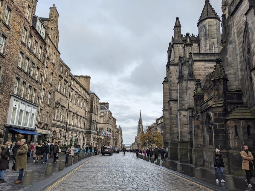 Edinburgh's Dark Stories: Small Group Walking Tour in French - What’s Included and What’s Not