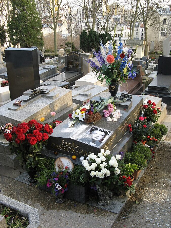 Edith Piaf grave with red roses at Père Lachaise