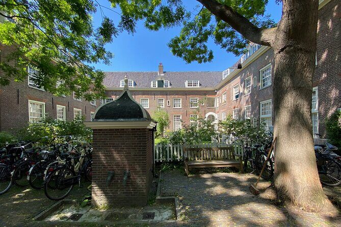 Explore hidden streets with friends - Discovering the Nine Streets