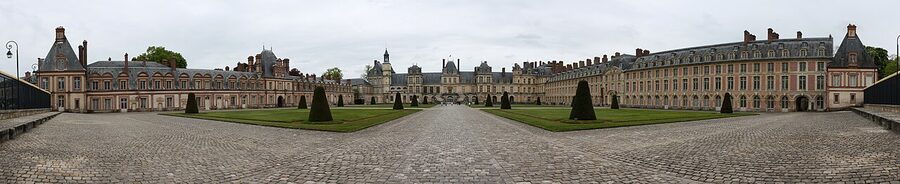 Panoramic facade of Château de Fontainebleau