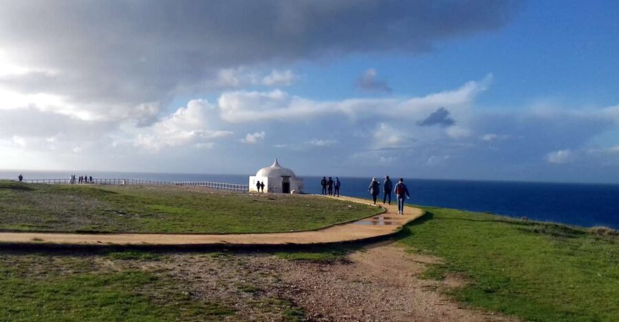 From Lisbon or Sesimbra: 4x4 Tour to Cape Espichel - Dinosaur Footprints and Legends