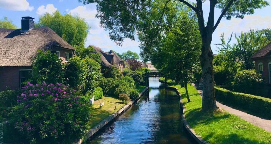 Giethoorn : 1 Hour Canal Cruise in Village With Coffee/Tea - Who Will Love This Experience?